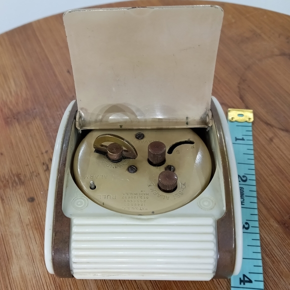 Westclox | Accents | Vintage Westclox Bakelite Art Deco Mcm Travel Alarm Clock Like Marilyn ...